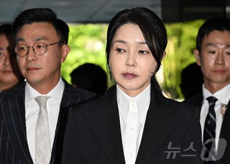 김건희 수갑 찬 채 호송차 타고 특검 사무실 도착구속 후 첫 조사