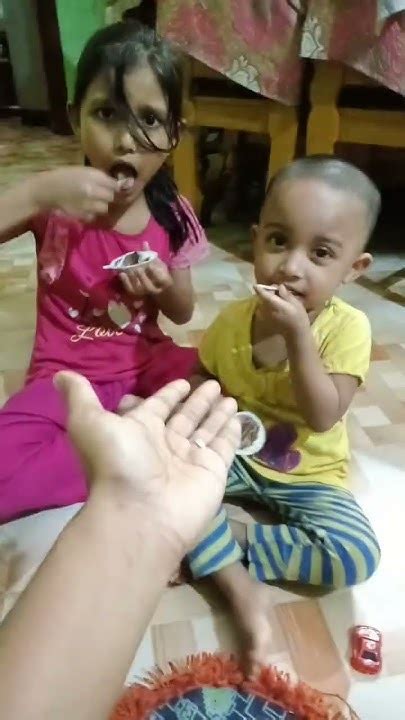 দুই বুন মিলে Kinder Joy খাচ্চে কি খুশি। একটু মাকে দিলো না Youtube
