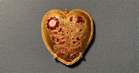 이게 웬 떡금속 탐지하다 헨리 8세 이니셜 새겨진 금목걸이 발견