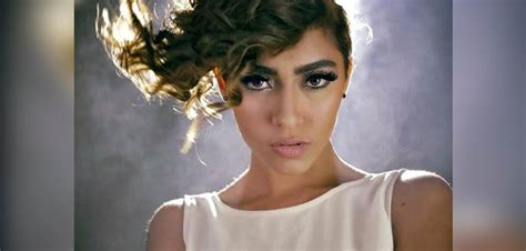 زيزي عادل تروّج لأغنيتها الجديدة أحب الحمش بجلسة تصوير خبر في الفن