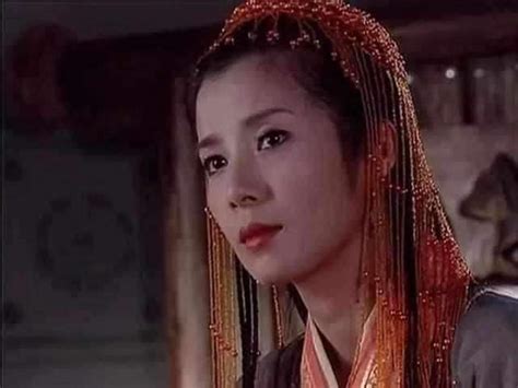 18年前这部剧，没有一张是整容脸，女主倾城，连女配都个个美艳