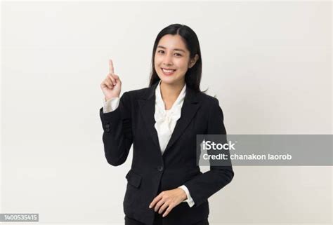 고립 된 흰색 배경에 포즈를 취하는 카메라에 미소 짓는 젊은 아시아 비즈니스 여성 정장 초상화를 입은 여성 약 25 명이