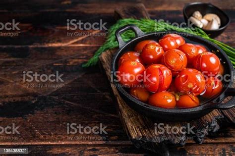 허브와 딜이 있는 팬에 소금에 절인 체리 토마토 어두운 나무 배경 맨 위 보기입니다 복사 공간 가을에 대한 스톡 사진 및 기타