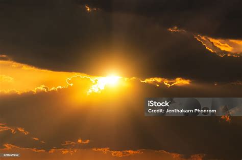 부활하신 예수 그리스도는 밝은 빛과 하늘과 구름을 넘어 하늘로 승천하시고 하나님과 천국과 재림 개념입니다 광선 빛 배경이 있는 하늘 경외감에 대한 스톡 사진 및 기타 이미지