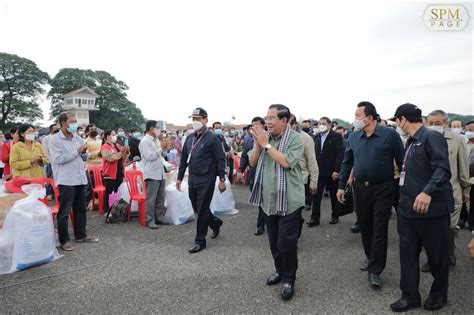 សម្ដេចតេជោ ហ៊ុន សែន អញ្ជើញចែកស្រូវពូជ និងស្បៀងអាហារ ដល់ប្រជាពលរដ្ឋរងគ្រោះដោយទឹកជំនន់