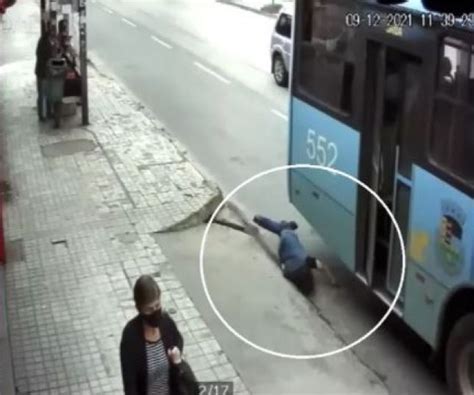 Notícias Passageiro cai rosto no chão após motorista arrancar
