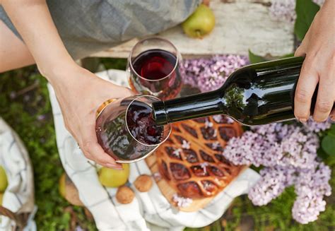 정원에서 여름 피크닉 와인 파이 과일 및 꽃 정물 부활절 점심과 테이블 와인 한 잔을 쏟아 붓는 여자의 손 건강한 생활방식에 대한 스톡 사진 및 기타 이미지 Istock