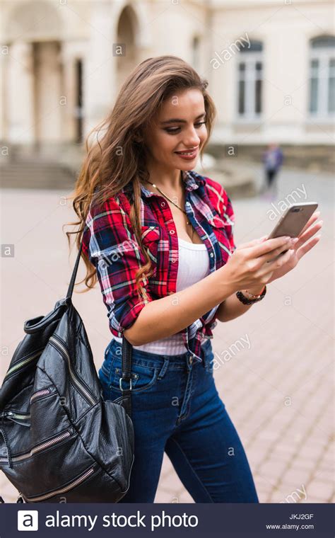 Junge Frau Reisen Mit Smartphone Smiley Hipster Mädchen