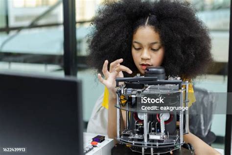 교실에서 탁자 위에 있는 아프리카 헤어스타일 교육을 받은 소녀 미래 Ai를 위한 전자 학습 혁신 전기 시스템 기술 훈련 Stem 교육 개념입니다 놀기에 대한 스톡 사진 및
