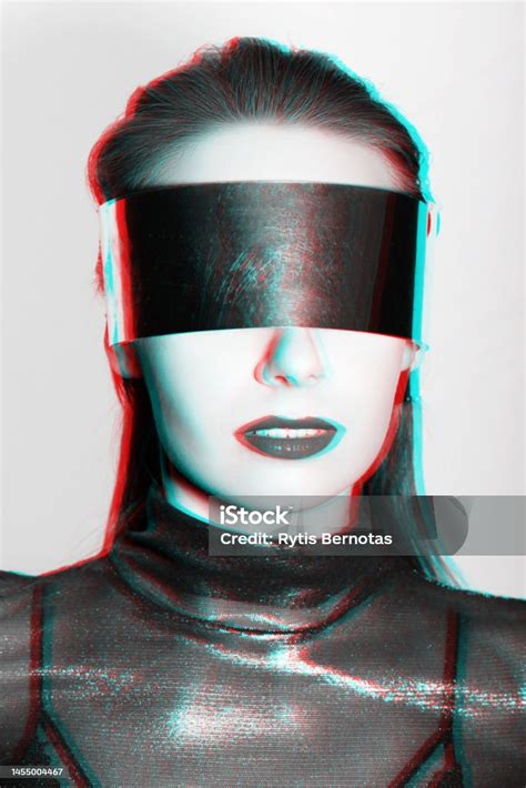 Rgb 색상 분할 효과 스타일로 눈을 가리는 금속 안경 또는 헬멧을 쓴 추상 여성 스튜디오 초상화 3차원 형태에 대한 스톡 사진 및 기타 이미지 Istock