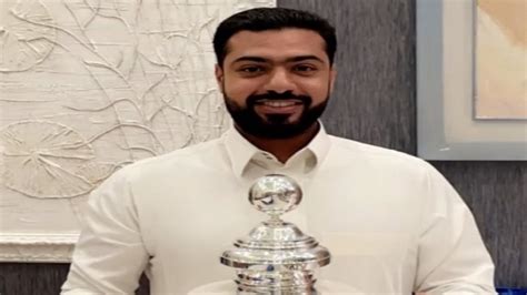 الأمير سعد بن عبدالعزيز حاملاً كأس بطولة الدوري