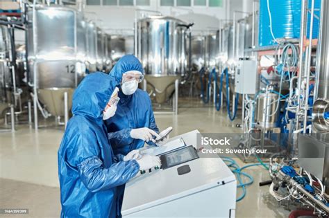 공장에서 장비를 작동하고 제어판을 사용하는 두 명의 작업자 제조에 대한 스톡 사진 및 기타 이미지 제조 화학 공장 제약