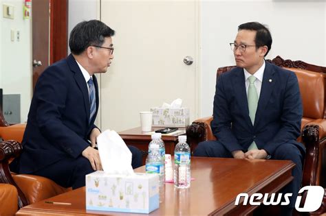 김동연·홍영표 최저임금 차등 적용에 미묘한 입장차 뉴스1