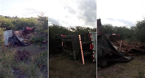 Carreta Carregada Com Madeira Tomba Na Br 407 Em Jaguarari Portal