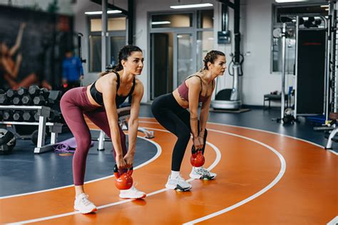 체육관에서 주전자 벨로 운동하는 두 명의 젊은 몸에 맞는 여성 2명에 대한 스톡 사진 및 기타 이미지 2명 30 34세 가냘픈 Istock