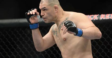 Ex campeão do UFC é detido por tentativa de homicídio