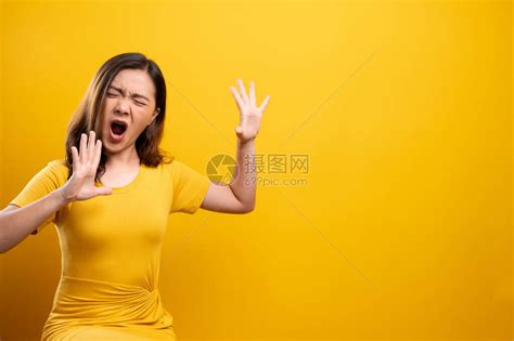 愤怒的女人在黄色背高清图片下载 正版图片504617548 摄图网