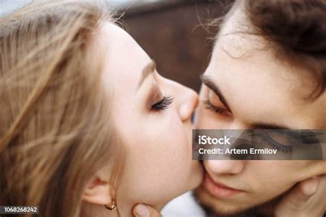 근접 촬영에 로맨틱 하 고 세련 된 백인 커플 포옹의 초상화 사랑 관계 로맨스 행복 개념입니다 필드의 얕은 깊이 2명에 대한 스톡 사진 및 기타 이미지 Istock
