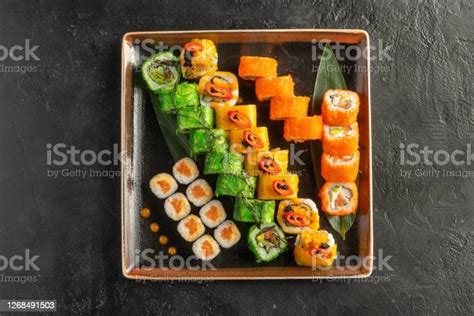 검은 돌 테이블에 사각형 접시에 일본 롤의 다양한 구색으로 큰 마키 초밥 세트 0명에 대한 스톡 사진 및 기타 이미지 0명 건강한 식생활 게 Istock