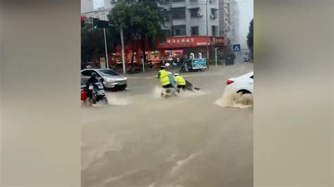 暴雨中交警奔跑着帮助被困积水中的路人 凤凰网视频 凤凰网