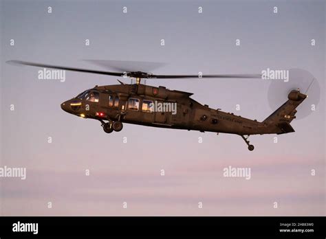 Un Helicóptero Utilitario De Dos Motores Sikorsky Uh 60 Black Hawk Del