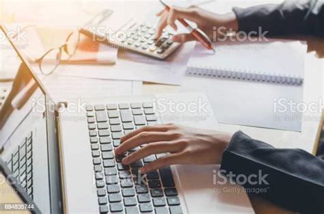 비즈니스 회계 개념 사업가 및 테이블 작업 영역에서 계산기와 노트북 개념에 대한 스톡 사진 및 기타 이미지 개념 거래자