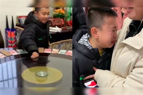 男孩玩转盘赢压岁钱，转到“负100元”嚎啕大哭，家人狂笑不止