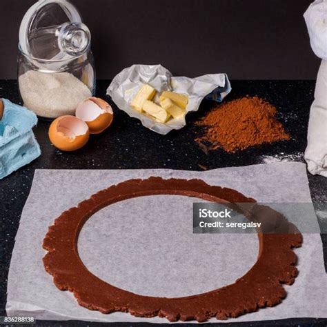 쇼트크러스트 페이스트리에서 초콜릿 케이크 베이스를 굽는 과정 계란 노른자에 대한 스톡 사진 및 기타 이미지 계란 노른자 계절 공휴일 Istock