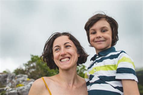 Portret Van Een Vrouw Met Een Kind Stock Afbeelding Image Of Lachen