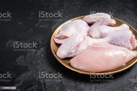 드럼 스틱 가슴 필레 날개 허벅지 등 다양한 부분을 가진 신선한 생 닭고기 검은 배경 상단 보기 공간 복사 0명에 대한 스톡 사진 및 기타 이미지 Istock