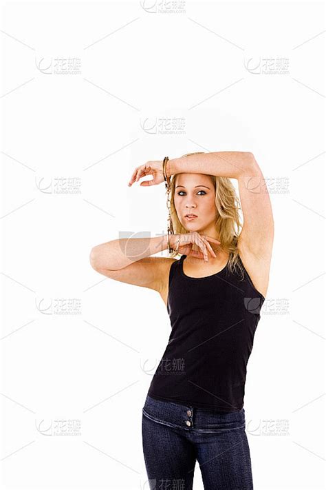戴着手铐的年轻白种美女