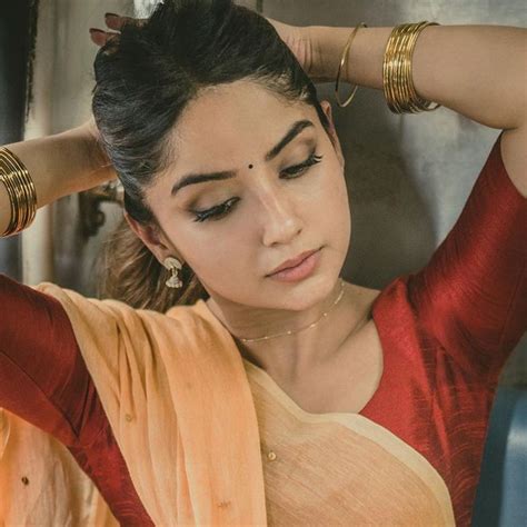 Kashmira Paradeshi చీరలో సోయగాలు ఒలకబోస్తున్న అందాల తార తాజా ఫొటోలతో