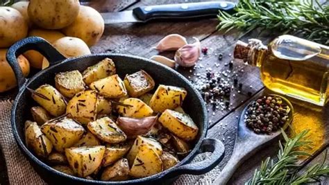 Cooking Tips भाजीची चव खराब करू शकतात गोडचट बटाटे गोडपणा घालवण्यासाठी