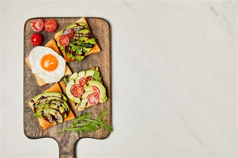 대리석 표면에 토스트 스크램블 계란과 체리 토마토와 나무 커팅 보드의 평면도 0명에 대한 스톡 사진 및 기타 이미지 0명