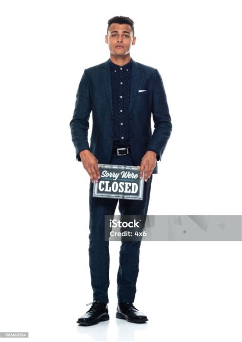 양복전면폐쇄 표지판을 입고 서 있는 전체 길이정면1인2029세 성인 잘생긴 사람 흑발짧은 머리 아프리카 민족아프리카계 민족 남성젊은 남자 사업가비즈니스 맨 스탠딩 20 24