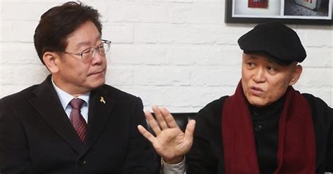 이재명 성남시장과 이야기 나누는 김용옥 교수