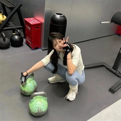 喜欢举铁的可爱女孩，你想和她一起健身吗？ 知乎