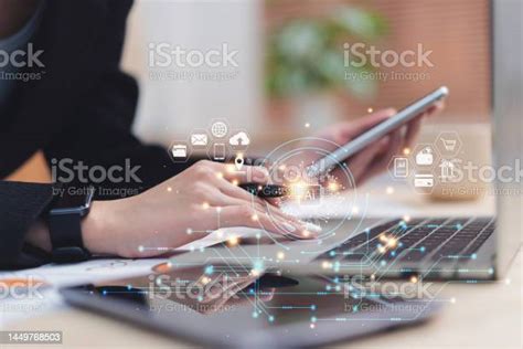 ปิดมือของนักธุรกิจที่ใช้โทรศัพท์และแล็ปท็อปสําหรับเทคโนโลยีคลาวด์คอมพิวติ้งด้วยเครือข ภาพสต็อก