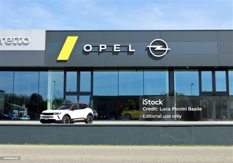 외관에 독일 자동차 제조업체의 브랜드 이름이 있는 Opel 공식 대리점 Opel에 대한 스톡 사진 및 기타 이미지 Opel