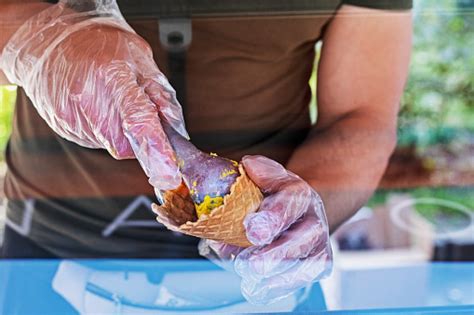 망고 아이스크림을 와플 컵에 숟가락으로 떠 넣습니다 여름이오고있다 과일에 대한 스톡 사진 및 기타 이미지 과일 냉동된 냉동식품 Istock