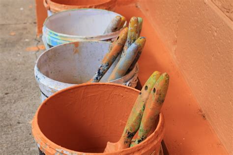 클로즈업 페인트에 색상을 많이 가진 건설 장비 더러운 페인트 솔 바닥에 사용 된 페인트 롤러 집 장식 0명에 대한 스톡 사진 및 기타 이미지 Istock