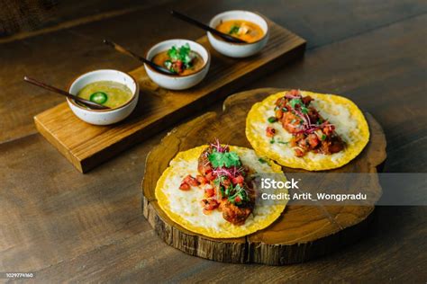 토마토 샐러드와 구운된 닭고기 타코 다른 소스와 멕시코 말린된 고추 나무도 마에 제공 됩니다 0명에 대한 스톡 사진 및 기타