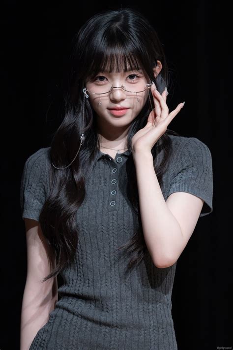 회색 꽈배기 니트 원피스 골반이 은근한 트리플에스 김채원 몸매 걸그룹 후방주의 후방사진 은꼴 야짤 움짤 Bj