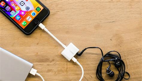 Apple продает переходники с выходами для наушников и зарядки по $35 ...