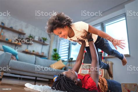 어머니와 딸 데 재미 시간 함께 에 이 바닥 2명에 대한 스톡 사진 및 기타 이미지 2명 30 34세 6 7 살 Istock