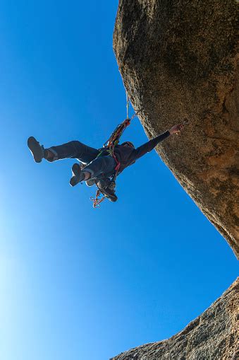 화강암 돌출부에 매달려 있는 젊은 성인 암벽 등반 익스트림 스포츠 컨셉 건강한 생활방식에 대한 스톡 사진 및 기타 이미지 건강한 생활방식 금고 보안 장비 남성