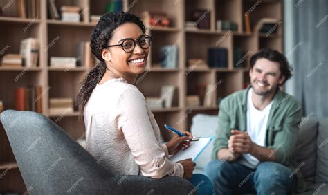Premium Photo Happy Millennial Black Woman Psychologist In Glasses Look At Camera