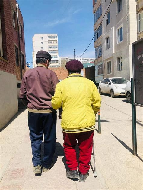 Beautiful • Өвөө Хөгшин нь хэд хоног Архангайруу ажлаар яваад ирдэг юм билүү • Эмээ Хммм