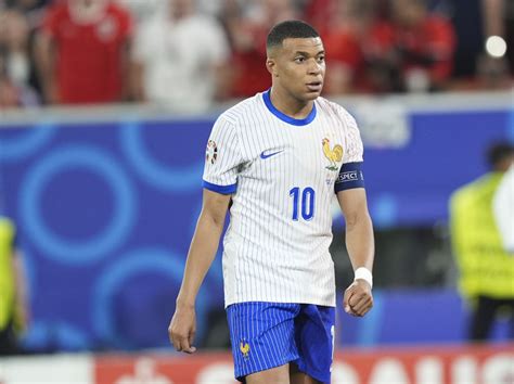 مبابي سيُتابع رحلته مع فرنسا بهذه الطريقة بعد كسر أنفه