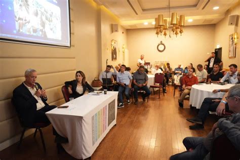 בני גנץ Benny Gantz On Twitter שמחתי מאוד לפגוש הערב מנהלים ומנהלות